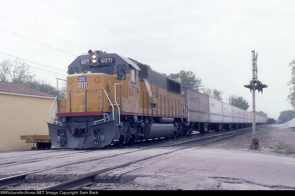 UP 6071 with Roadrailers